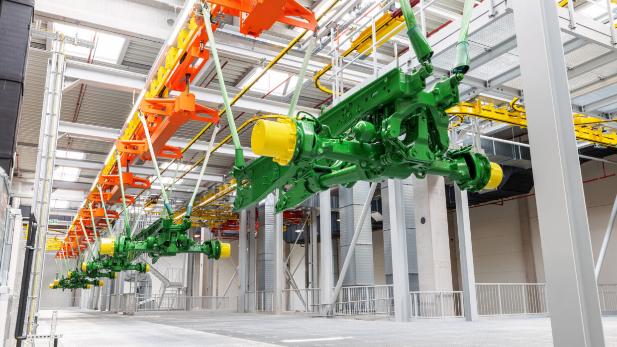 Hi-tech painting for tractors - THE FURROW